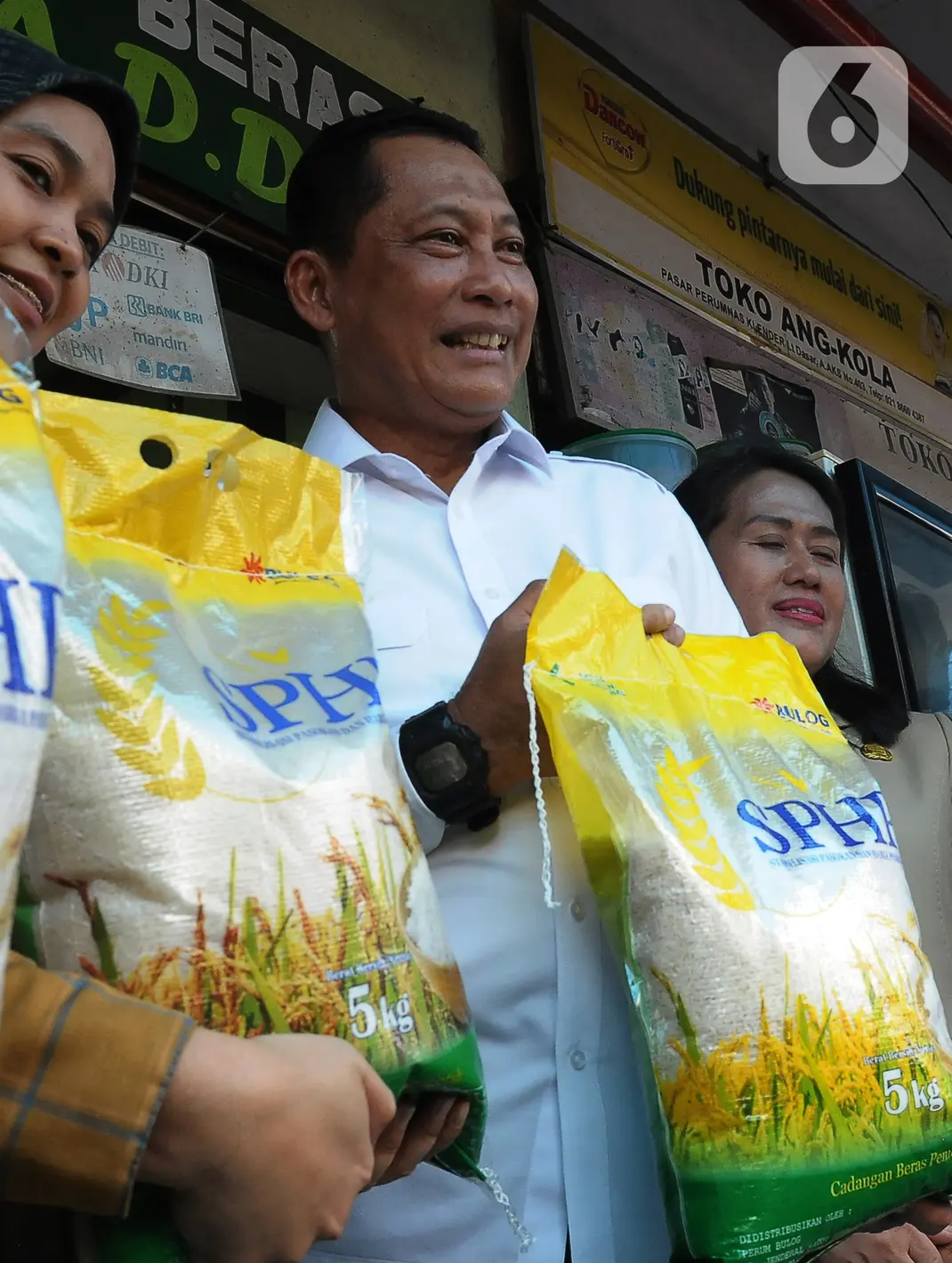 Dirut Bulog Budi Waseso Grebek Pasar Cek Stok Beras - Foto Liputan6.com