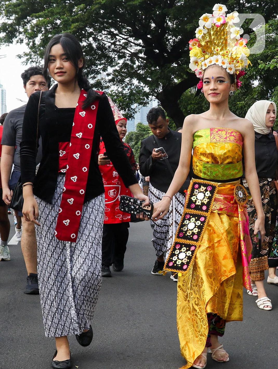 Berbusana Adat Nusantara, Muda Mudi Rayakan Peringatan Hari Kartini di ...