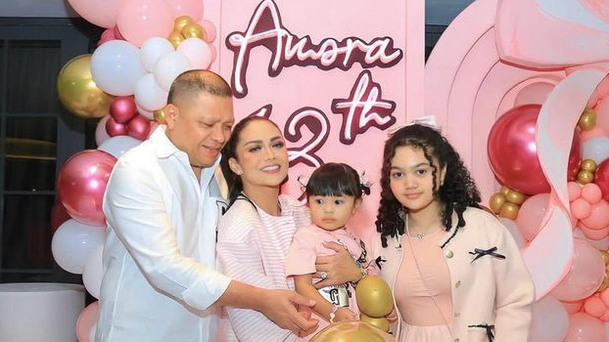 6 Potret Amora Lemos Pakai Blazer Pink yang Serasi dengan Krisdayanti di Pesta Ultah ke-13 - Hot ...