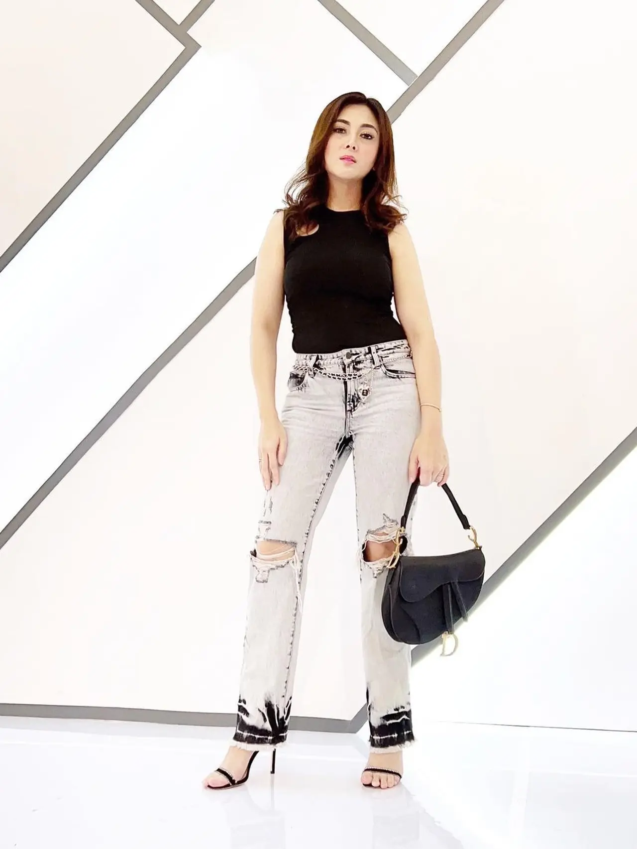 8 Potret Dhena Devanka, Mantan Istri Jonathan Frizzy yang Tetap ...