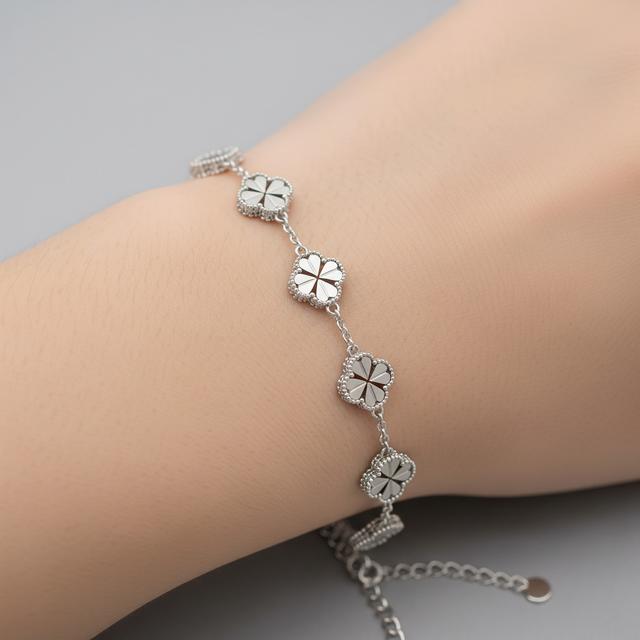 9 Model Gelang Clover, Mulai dari Sentuhan Emas hingga Gaya Layering