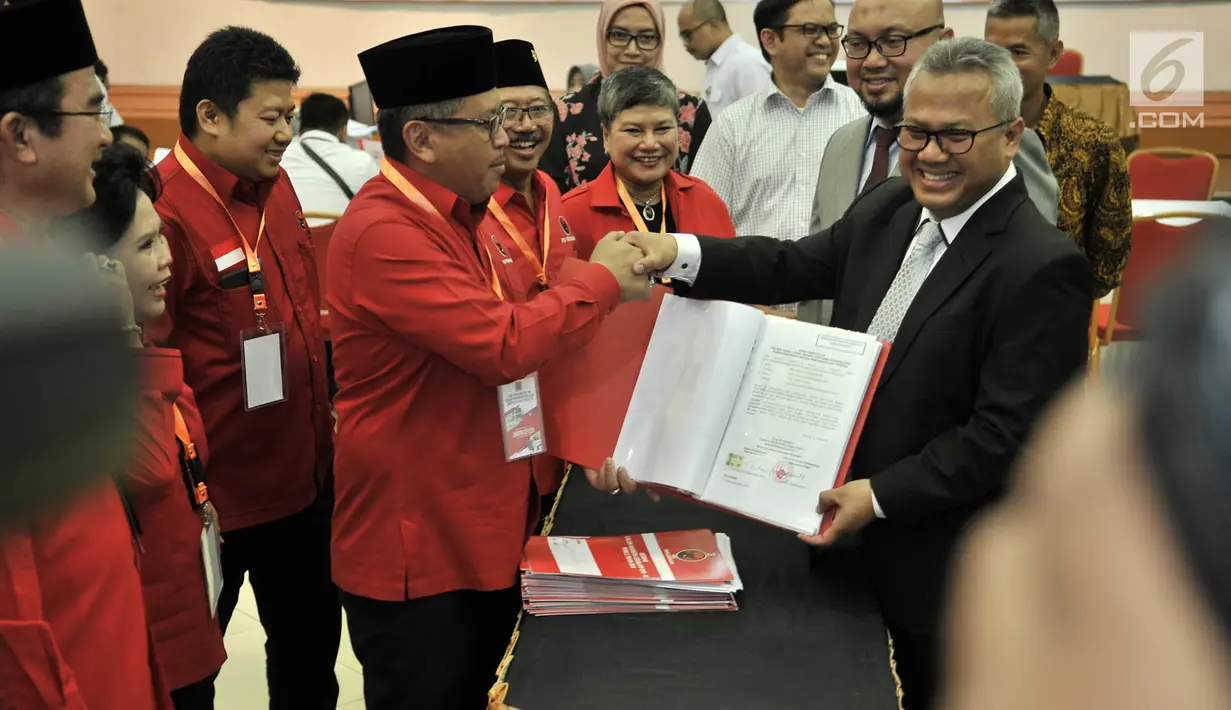 FOTO: Salam Metal Hasto Kristiyanto Saat Daftarkan Bakal Caleg PDIP ke ...