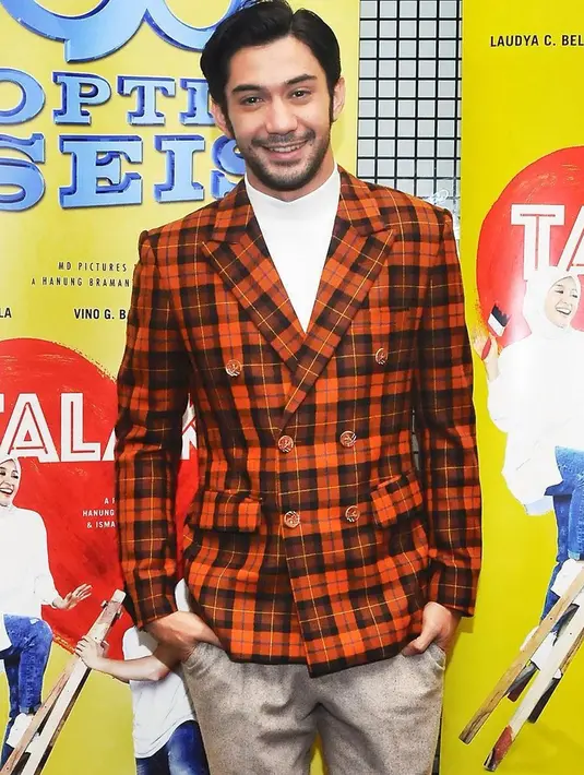 FOTO: Gaya Keren Reza Rahadian Saat Kenakan Pakaian Formal - Foto ...