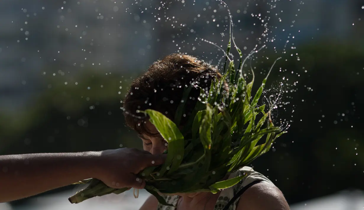 FOTO: Ritual untuk Dewi Laut Menyambut Tahun Baru di Brasil - Foto ...