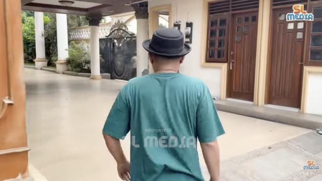8 Potret Fasad Depan Rumah Sule: Megah, Elegan dan Penuh Karakter