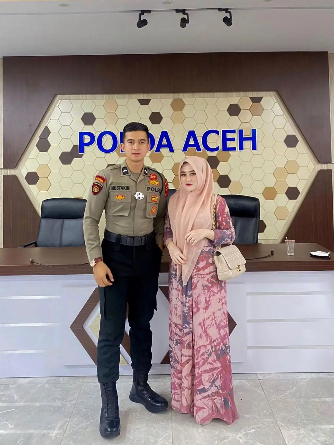 Pasangan Sempurna, Inilah Potret Briptu Mustakim Bareng Istri Cantiknya ...