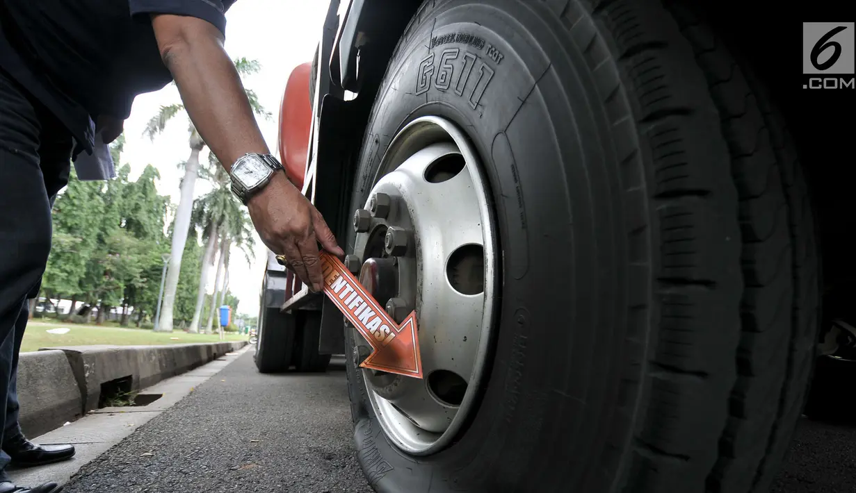 FOTO: Kondisi Dua Truk Tangki Pertamina Pasca Dibajak Pendemo - Foto ...