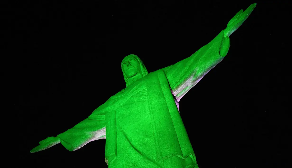 FOTO: Pesona Patung Kristus Penebus Bercahaya Hijau di Rio de Janeiro ...