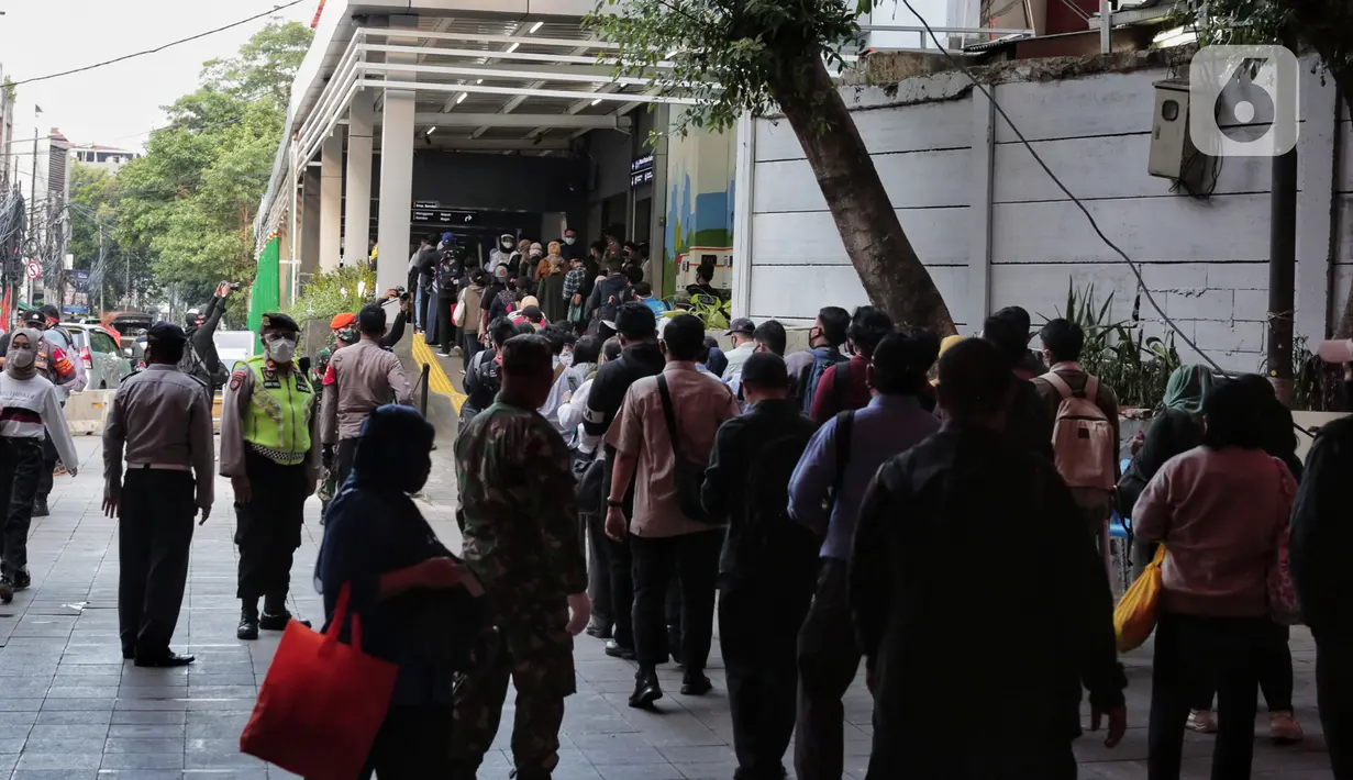 FOTO: Suasana Jam Pulang Kantor Pekerja di Jakarta - Foto Liputan6.com