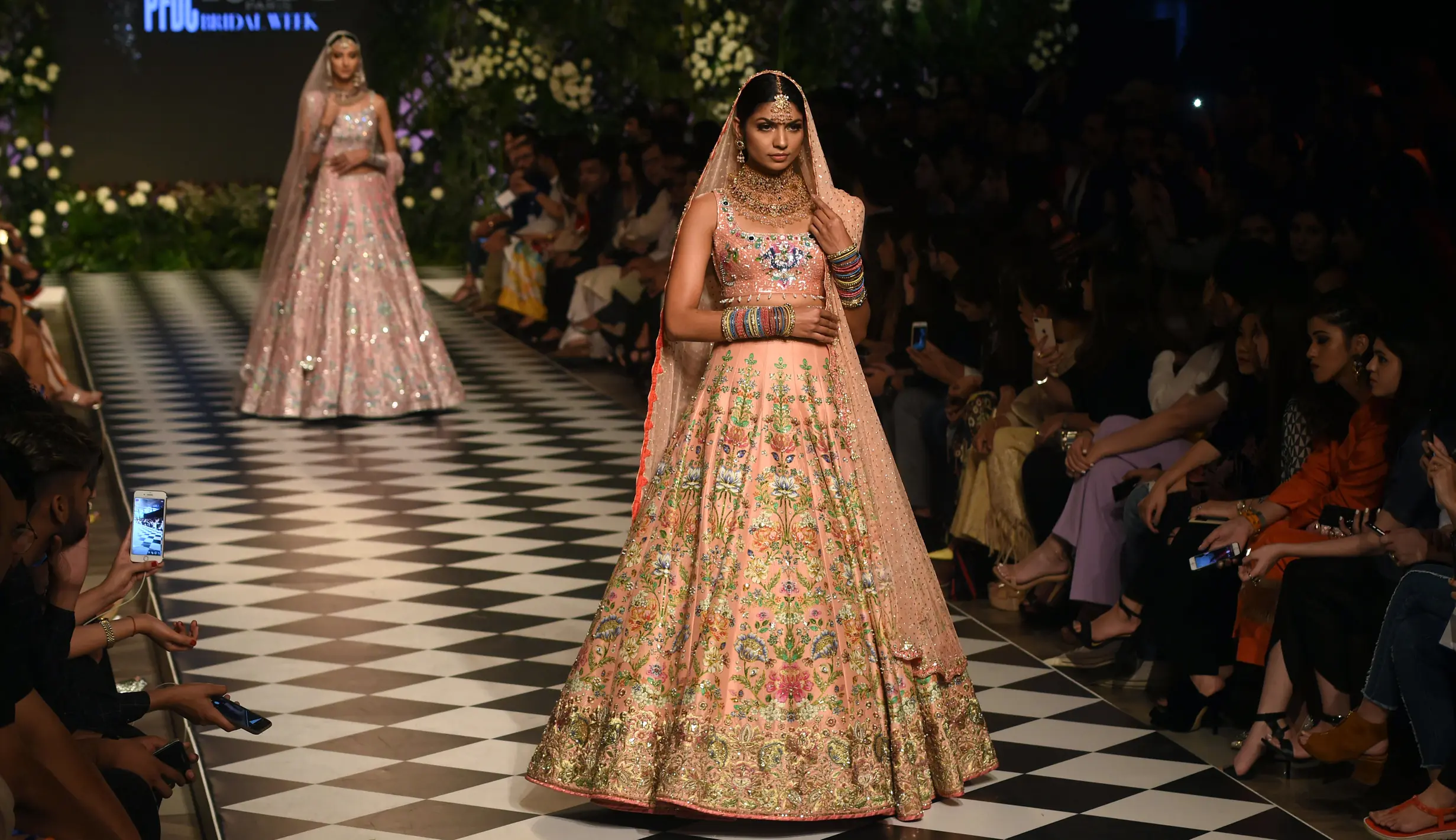 FOTO: Pesona Model Bergaya dalam Balutan Busana Tradisional Pakistan ...