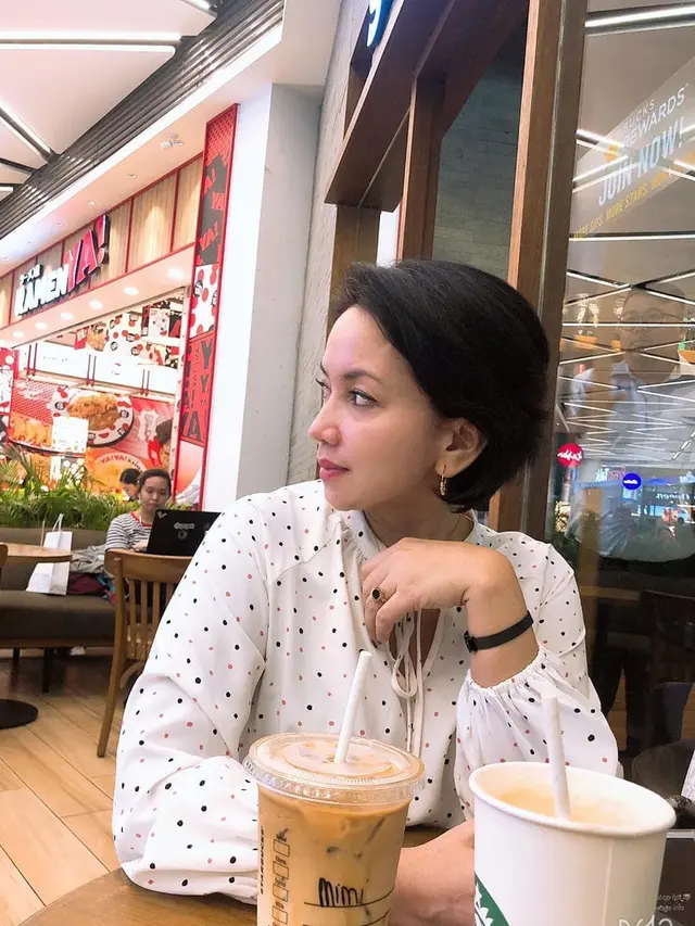 Jarang Tersorot, Ini 6 Potret Junita Eka Putri Ibunda Jefri Nichol yang ...