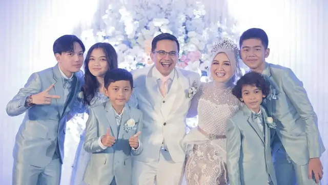 6 Potret Anak Sahrul Gunawan dan Dine Mutiara di Pernikahan Orangtuanya ...