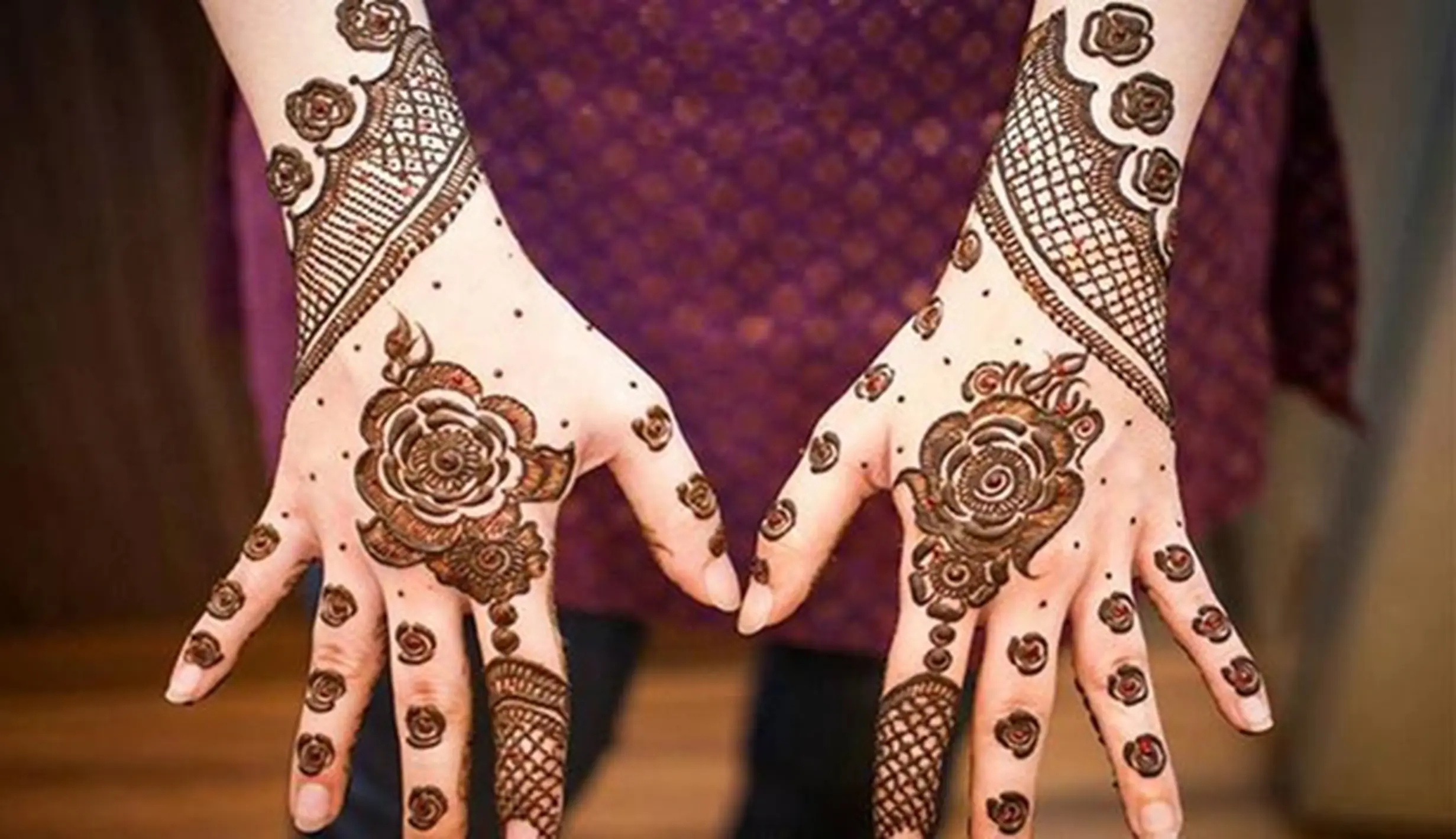 Henna Tema Bunga Mawar Untuk Nikahan yang Cantik Banget - Photo Fimela.com