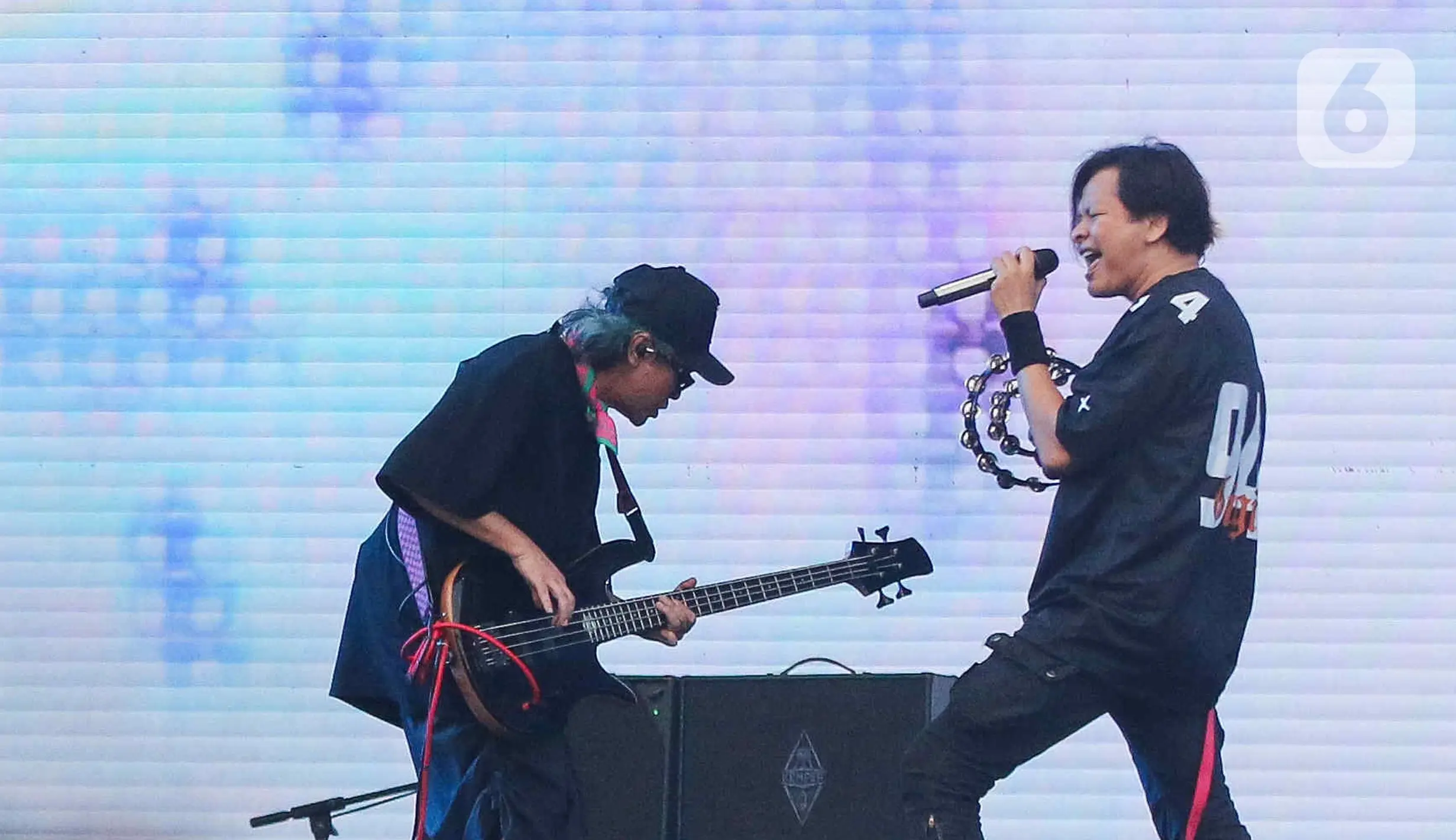 Tampil Energik, GIGI Hentak Panggung District Synchronize Fest 2024 - Foto Liputan6.com