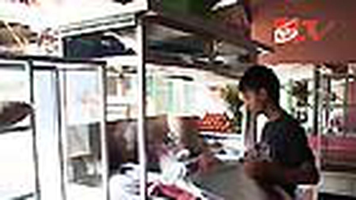 Warung Makan di Jakarta Sepi Pembeli - Video Liputan6.com