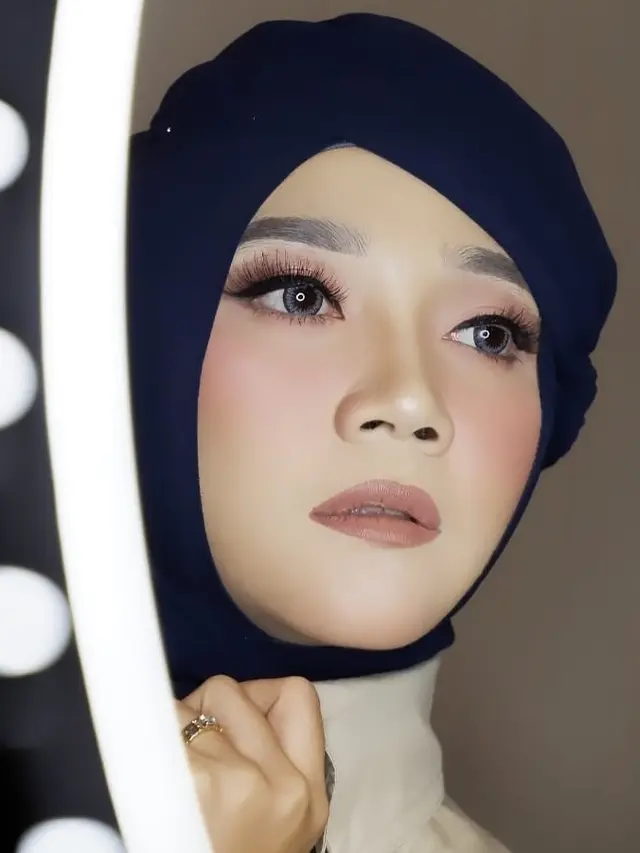 Lama Tak Muncul di Layar Kaca, Ini 6 Potret Terbaru Sulis dengan Makeup Tebal - Hot Liputan6.com