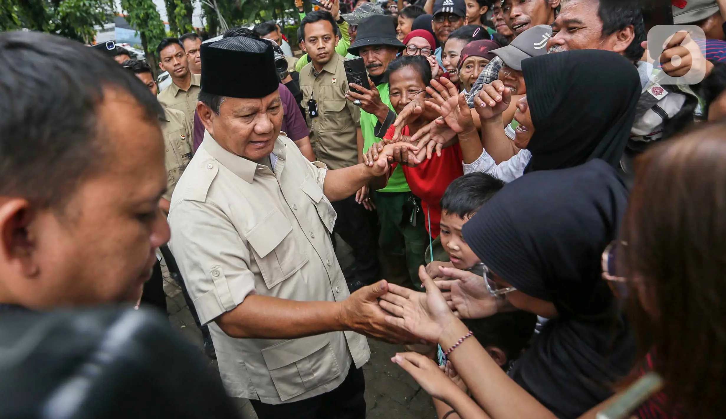 Usai Berziarah, Prabowo Subianto Disambut Kerumunan Warga - Foto ...