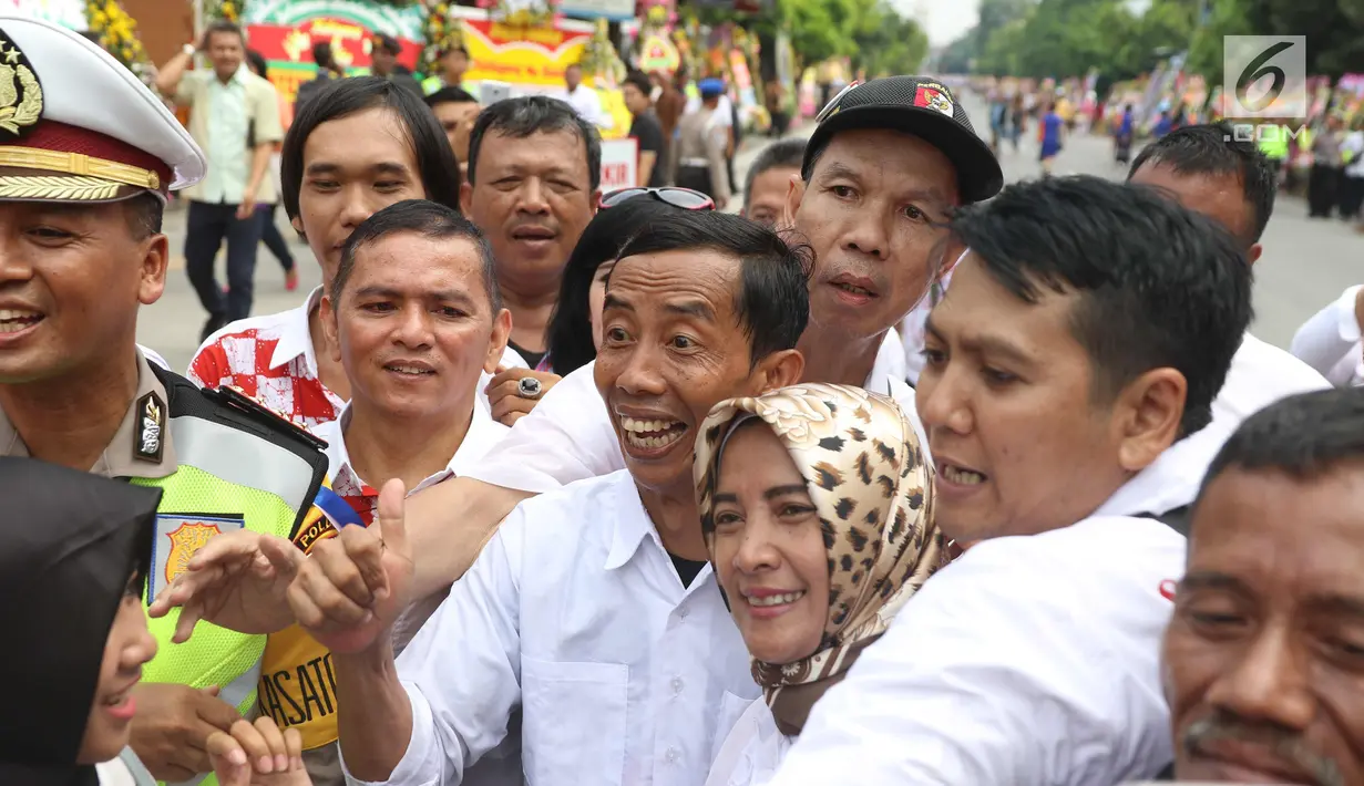 PHOTO: Dua Jokowi KW Jadi Rebutan Foto di Lokasi Pernikahan Kahiyang ...