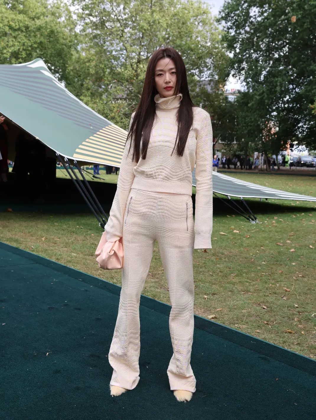 8 Adu Gaya Seleb Hadiri Show Burberry di London Fashion Week, Bright ...
