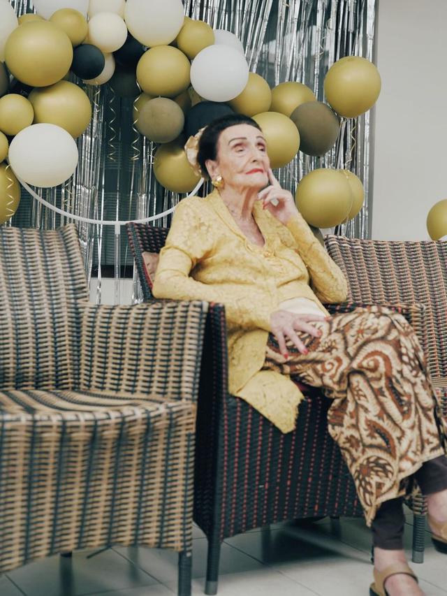 7 Potret Sharena Delon Rayakan Ulang Tahun Sang Nenek yang ke-100 ...