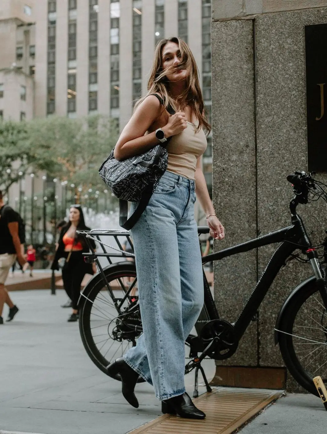 10 Inspirasi Street Style ala Luna Maya, Stylish dalam Outfit Sehari-hari