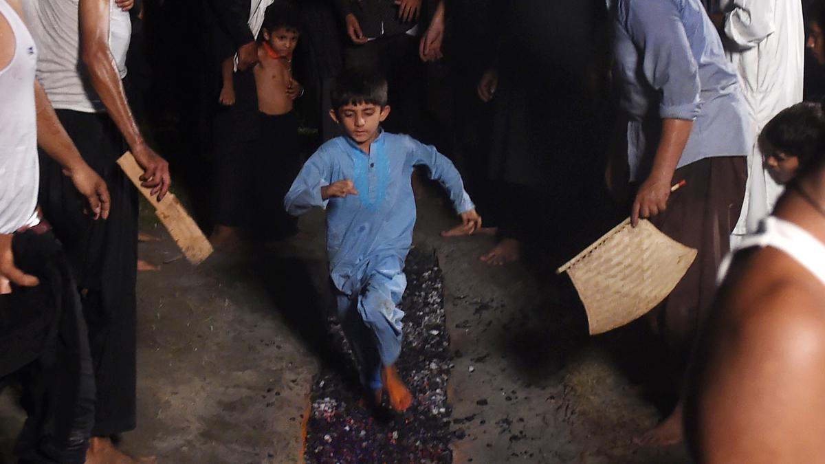 FOTO: Sambut Asyura, Anak-Anak Syiah Pakistan Berlari di Bara Api ...