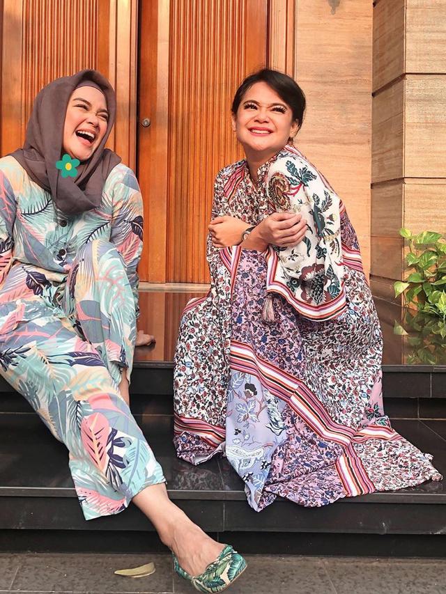 Kerap Dikira Saudara Kembar, Ini 7 Potret Kebersamaan Shezy dan Sheza ...