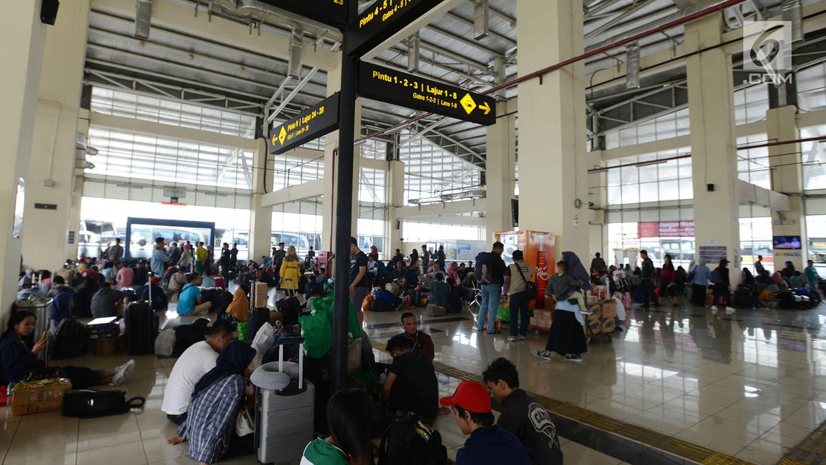FOTO: Suasana Terminal Pulo Gebang H-4 Lebaran - Foto Liputan6.com