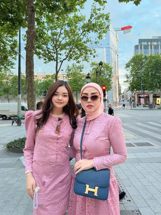 Foto-foto Bella Shofie Pergi Liburan ke Paris Bersama Keluarga, Kompak Kenakan Baju Pink dengan ...