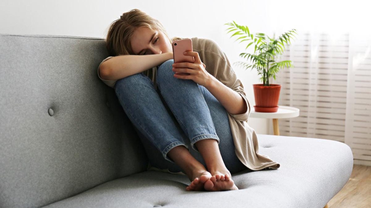 5 Cara Membujuk Pacar LDR saat Marah yang Perlu Kamu Tahu