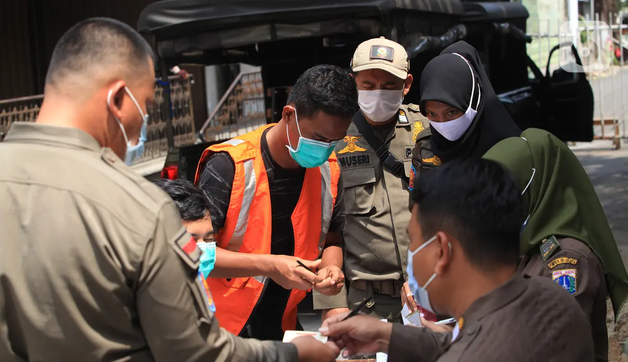 FOTO: PSBB Transisi, Razia Masker Terus Digalakkan - Foto Liputan6.com