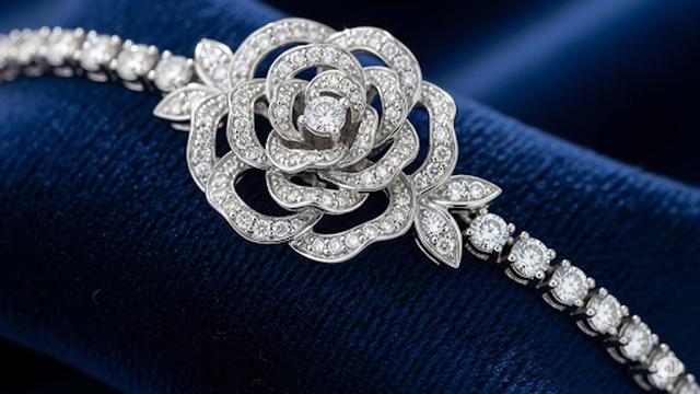 10 Gelang Motif Bunga Emas Putih Feminin 2025, Tren Elegan dan Anggun