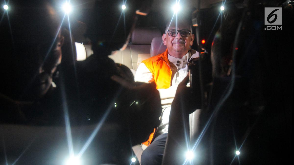 FOTO: Dikawal Petugas, Dirut PLN Nonaktif Sofyan Basir Resmi Ditahan ...