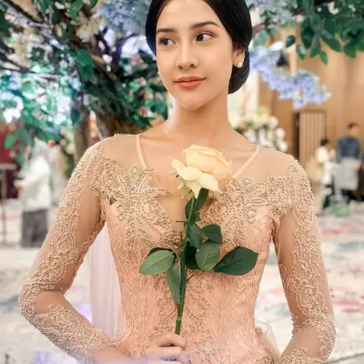 Keren Banget, Potret Anya Geraldine dengan Busana Serba Hitam ...