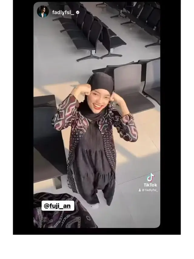 8 Momen Fuji dan Fadly Faisal Berangkat Umroh Bersama, Penampilan Curi ...