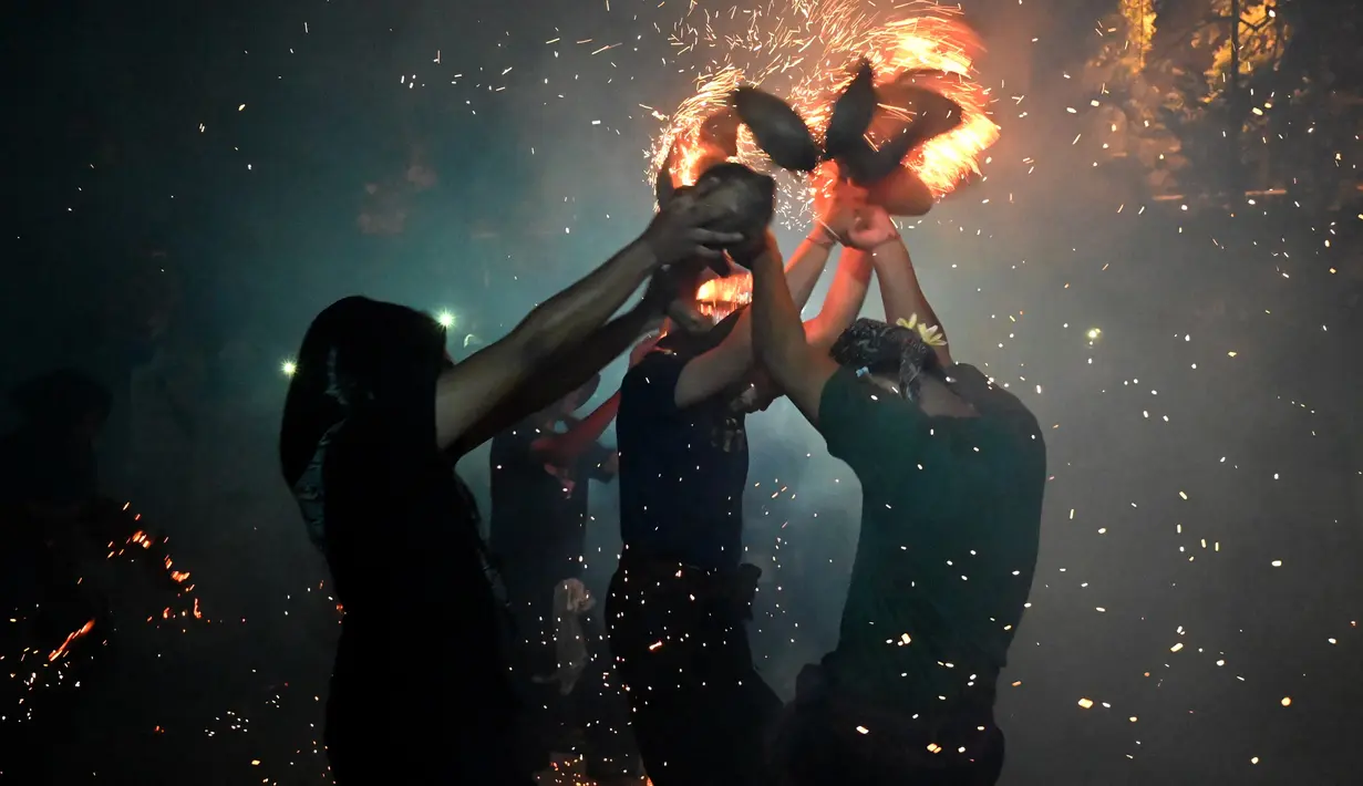 FOTO: Menyaksikan Ritual Perang Api Para Pemuda di Bali - Foto Liputan6.com
