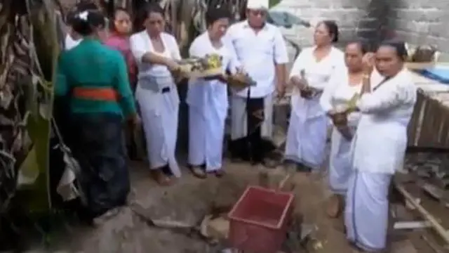 Upacara Pembersihan Desa Digelar di Bekas Lubang Kubur Angeline - TV ...