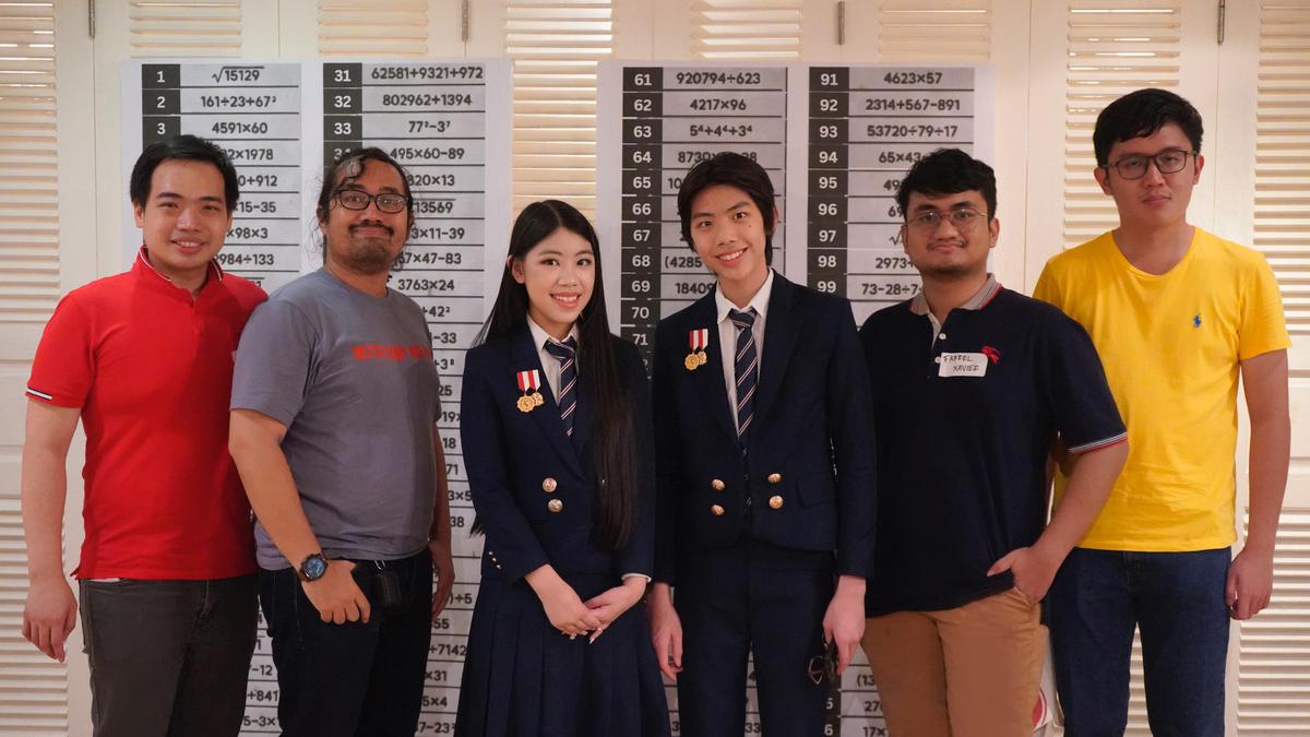 Mischka Aoki dan Devon Kei Enzo Gelar University War bersama Mensa ...
