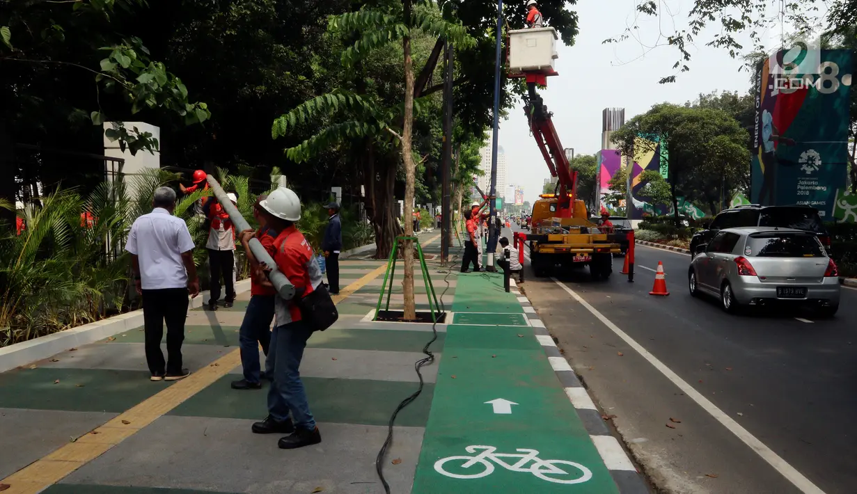FOTO: Halangi Jalur Sepeda, Tiang Lampu di Kawasan GBK Dicabut - Foto ...