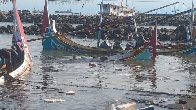 Dihantam Gelombang Tinggi, Puluhan Perahu Layar di Wisata Bahari Pasir ...