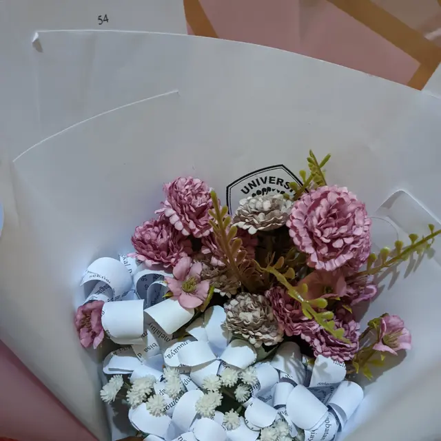 6 Potret Skripsi Diubah Jadi Buket Bunga Ini Unik, Hadiah Wisuda ...