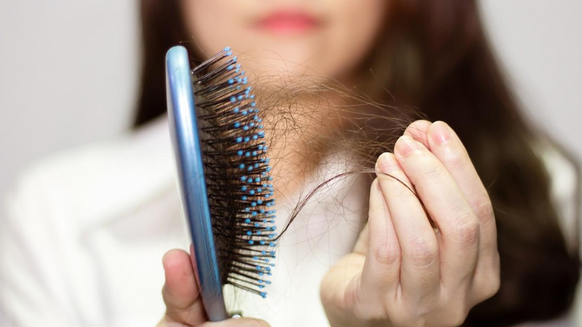 Saatnya Waspada, Ternyata Ini Tanda Rambut Rontok yang Nggak Normal