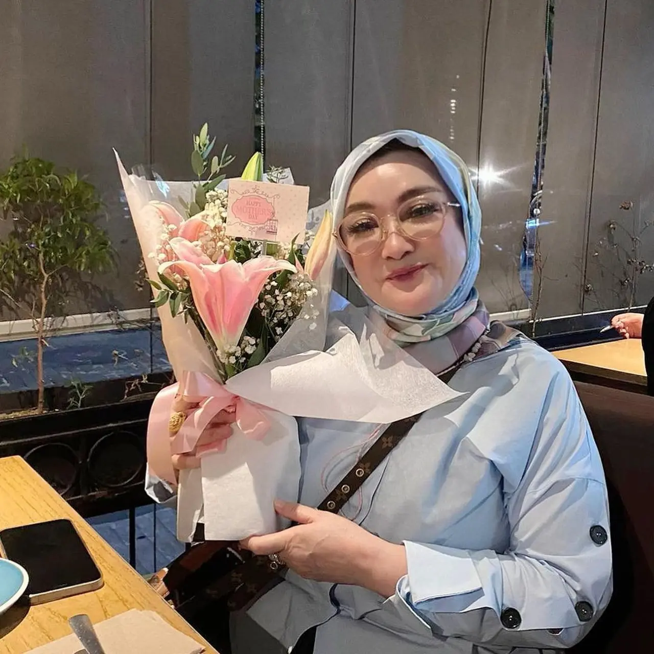 7 Potret Ricca Rachim, Istri Rhoma Irama yang Awet Muda di Usia 63 ...