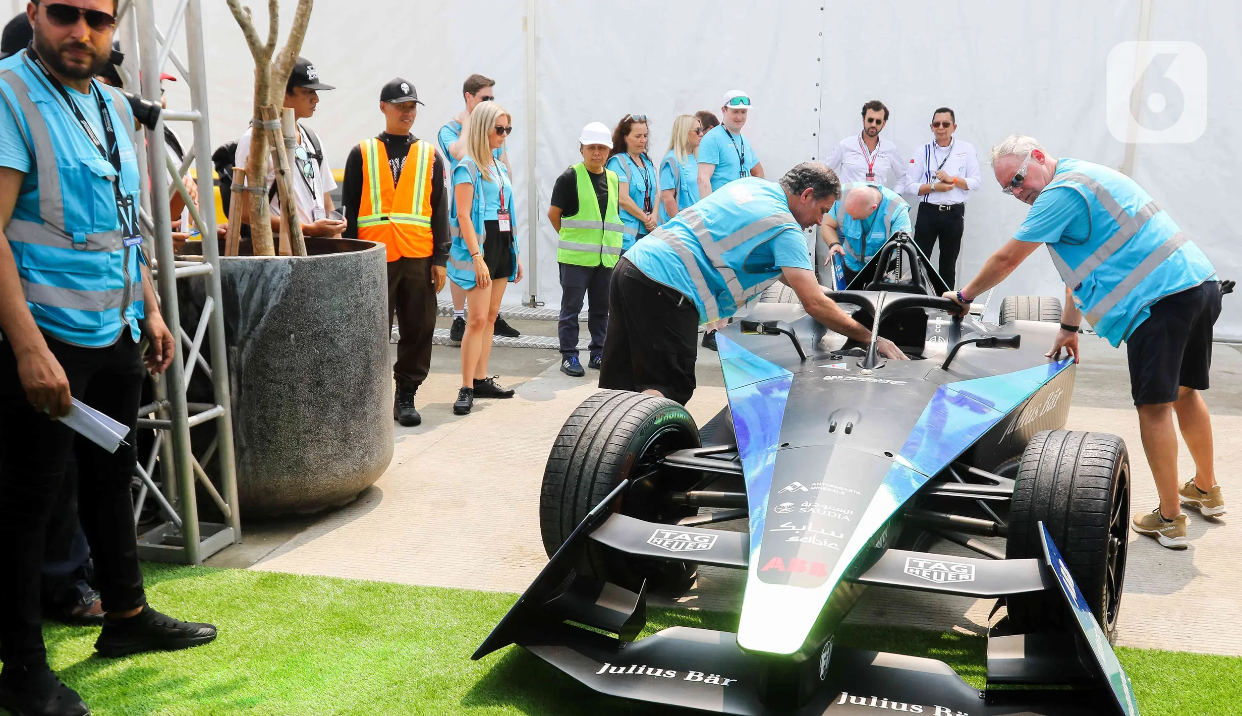 Momen Unboxing Mobil Balap Listrik Formula E Gen3 Jelang Jakarta E-Prix ...