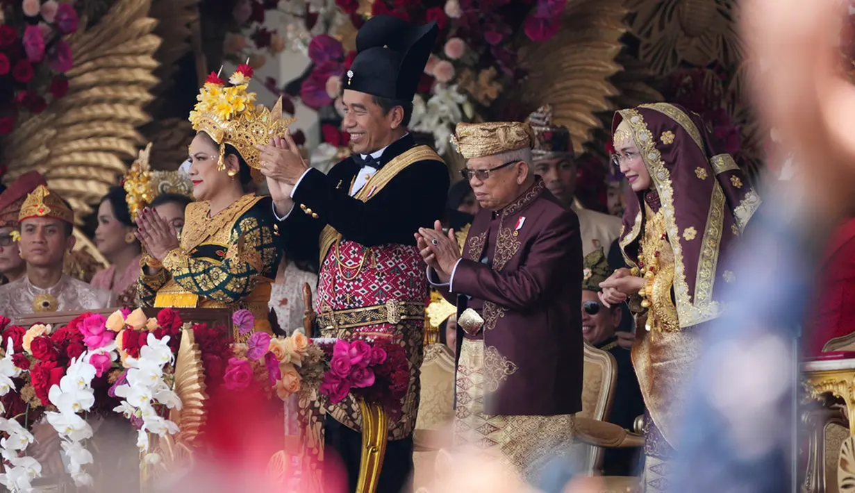 Kenakan Baju Adat Ageman Songkok Singkepan Ageng Presiden Jokowi