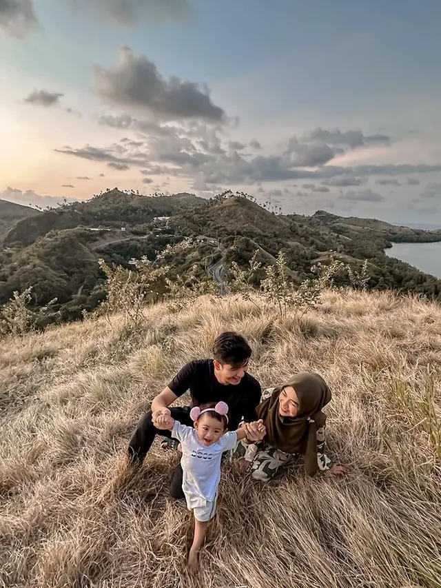 6 Potret Ria Ricis dan Teuku Ryan Liburan di Labuan Bajo: Renang Pakai ...