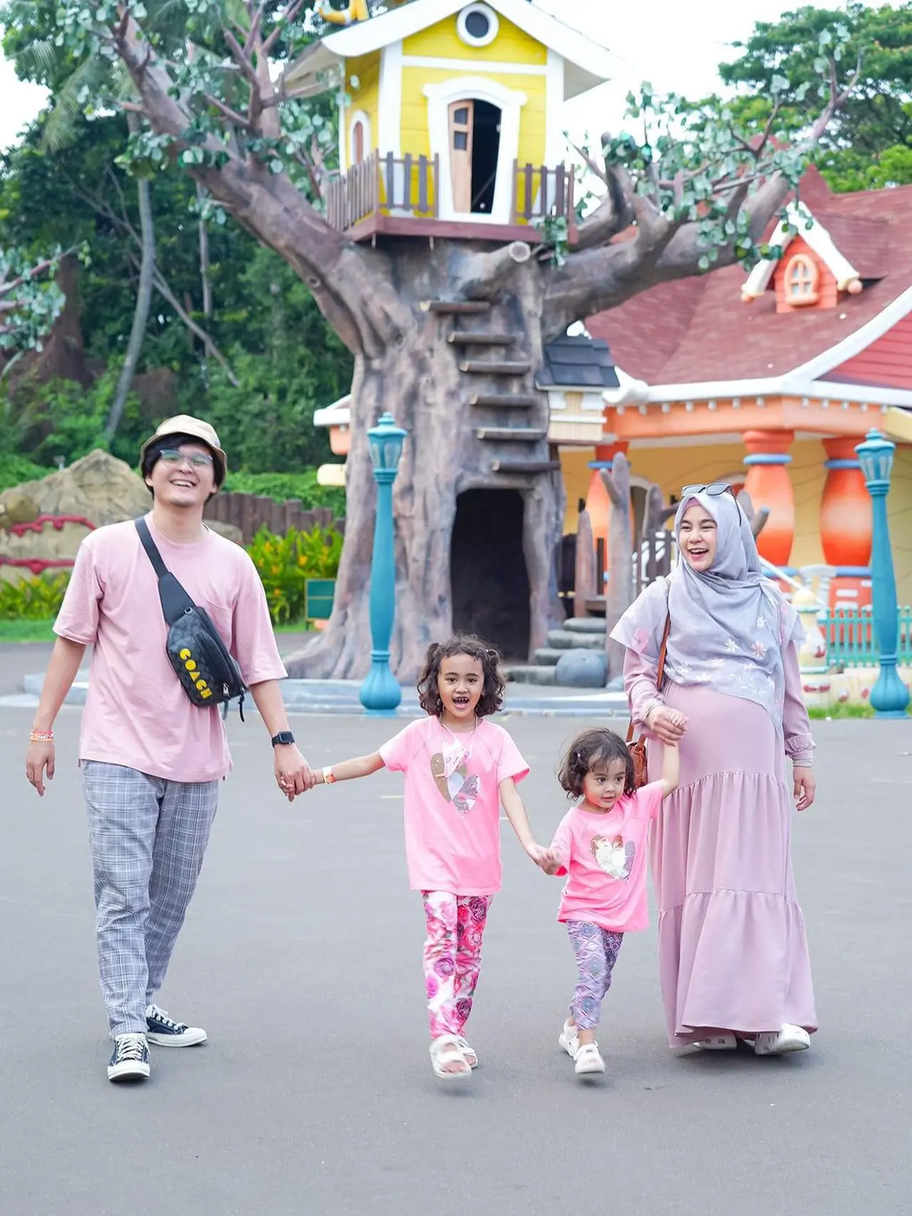 Potret Anisa Rahma Liburan Keluarga ke Dufan, Baby Bump Tampak Makin ...