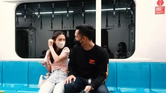 6 Potret Mesra Azriel Hermansyah dan Sarah Menzel, Temani Buka Puasa ...
