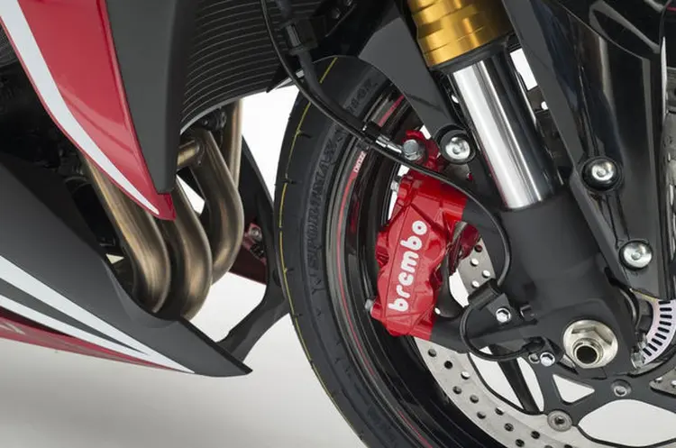 Suzuki GSX-S1000 Carbon Edition Red 2017 - Galeri Otosia.com
