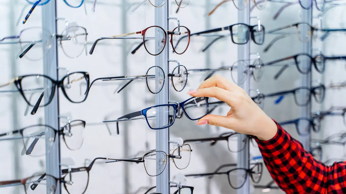 5 Cara Memilih Kacamata Sesuai Bentuk Wajah - Fashion Fimela.com